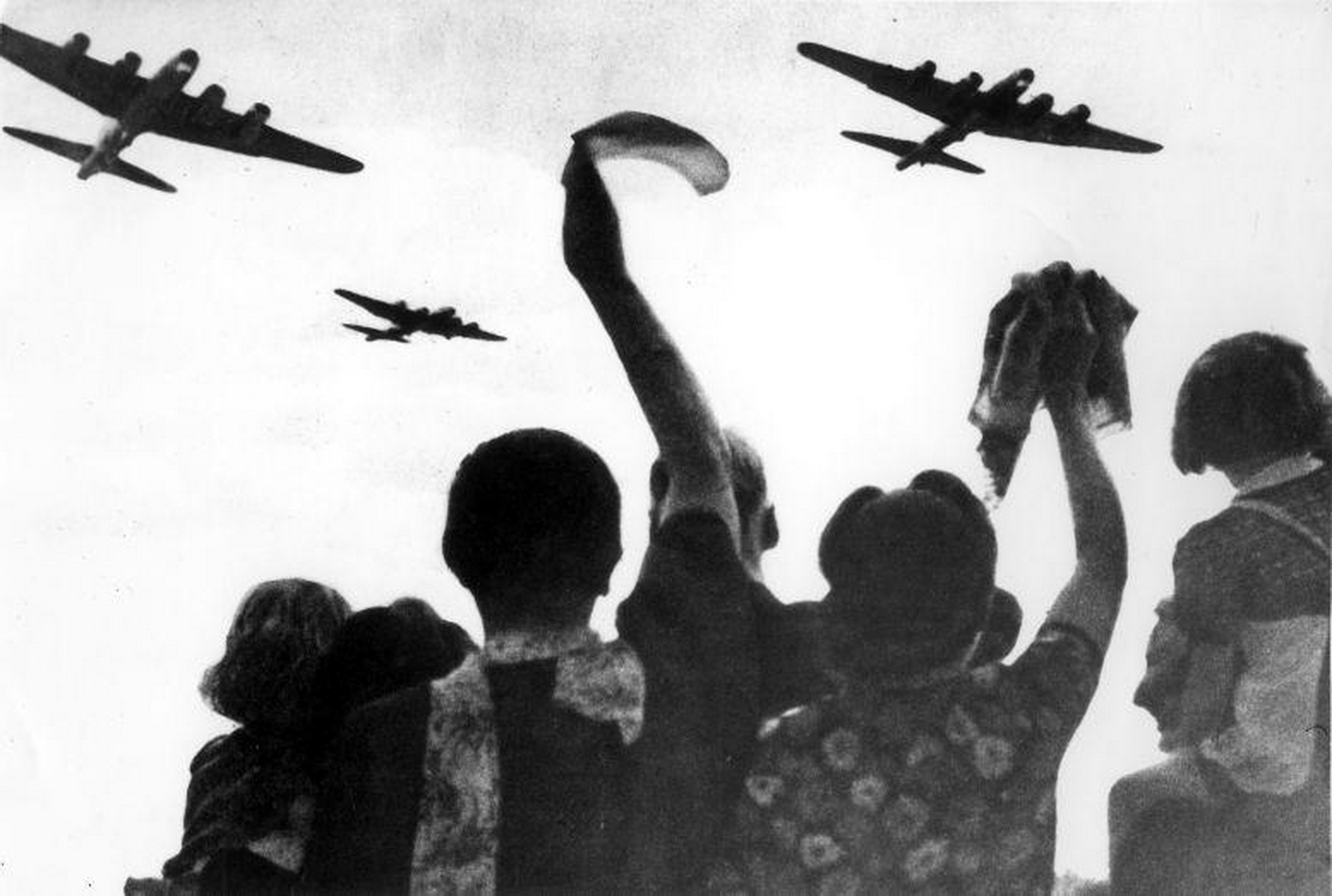 Flypast Operatie Manna 2 mei - Vliegend Museum Seppe